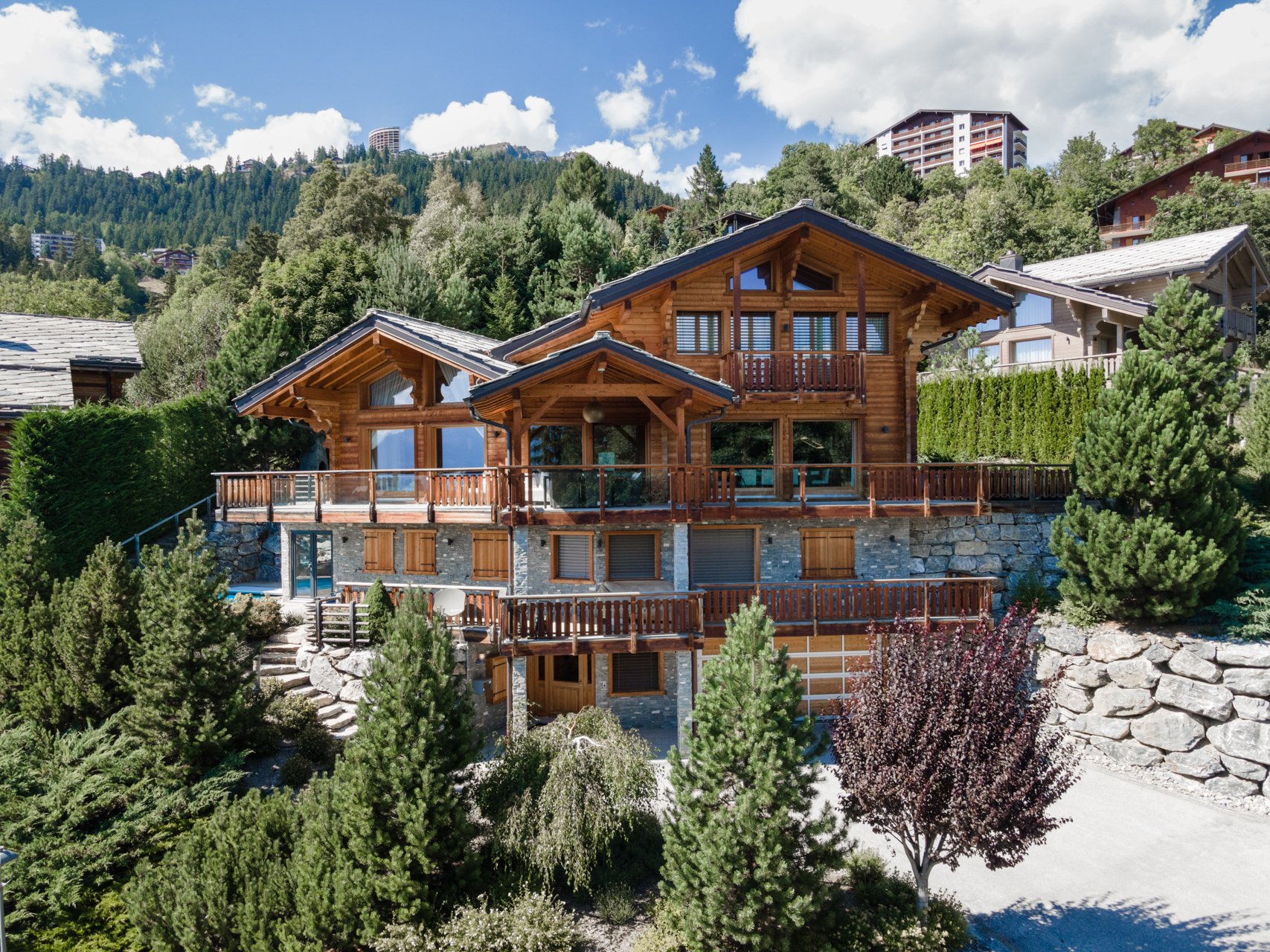 The pinnacle of luxury living : Top 5 of the most beautiful chalets in ...